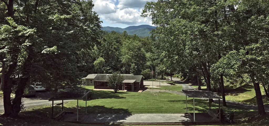 Holly Cove RV Resort & Cabins - CamplinQ